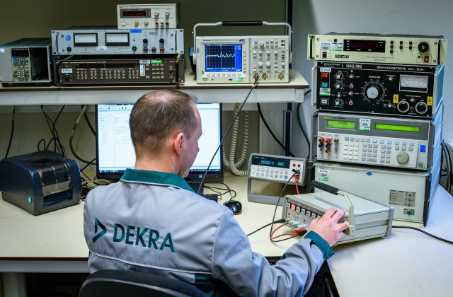 Het testen van een meetmiddel via kalibraties | DEKRA Rail