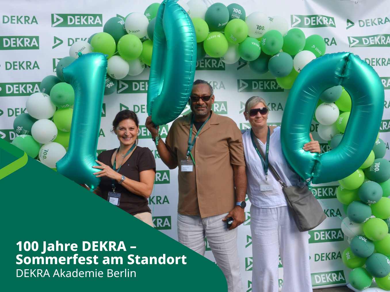 Personen vor Fotowand anlässlich 100 Jahre DEKRA